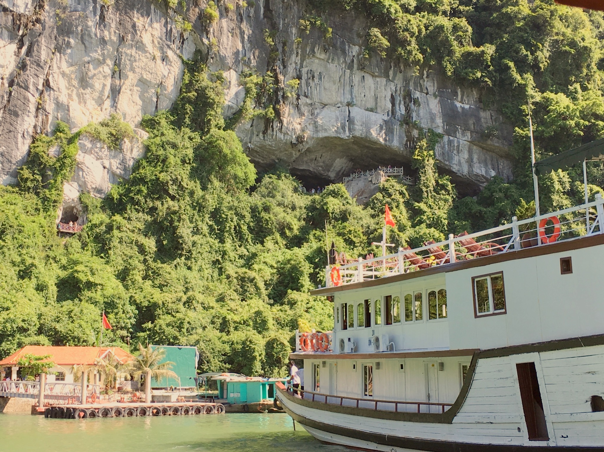 Beautiful Moments of Ha Long Bay on a Junk Boat